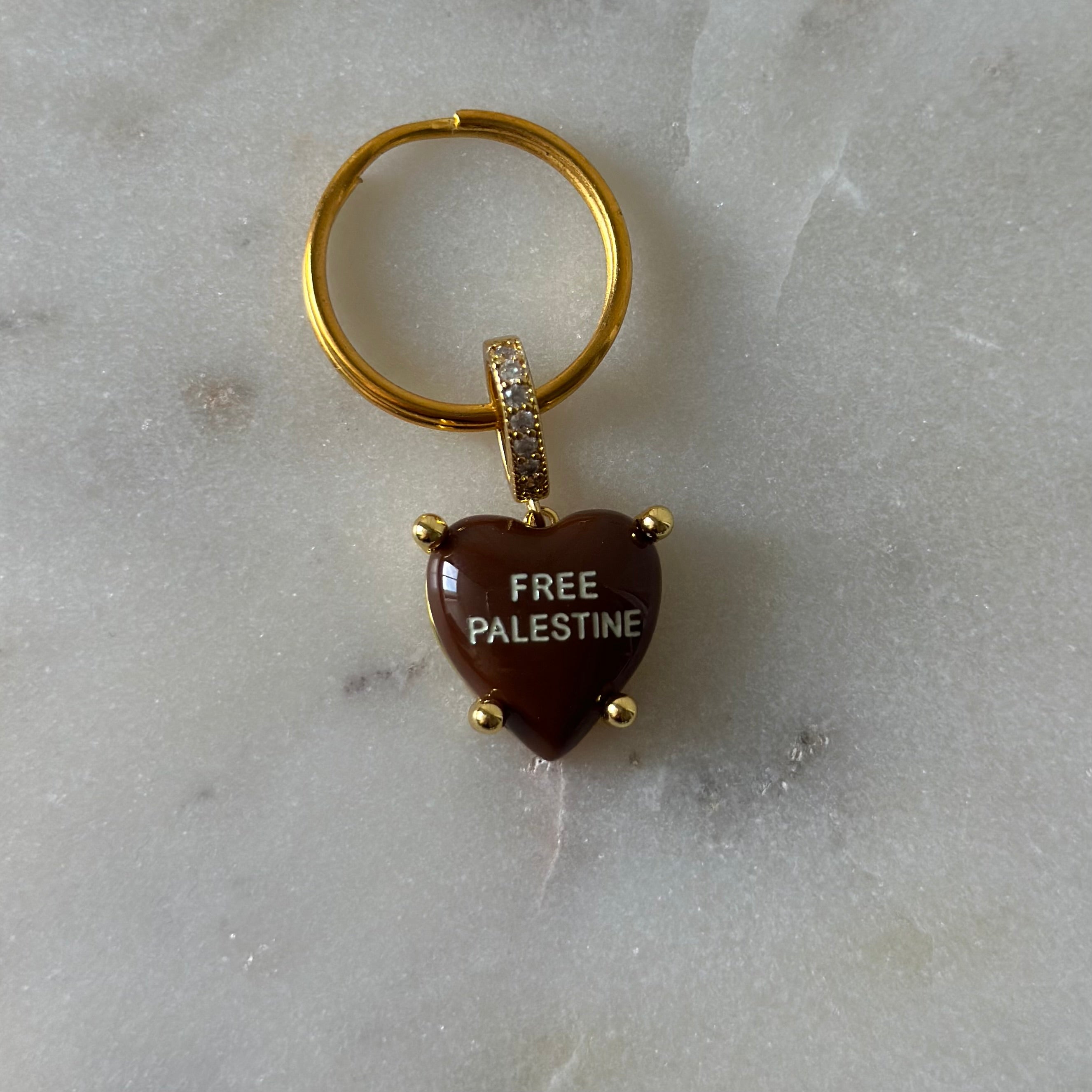“FREE PALESTINE” HEARTSHAPED KEY/BAG CHAIN | EARTHY BROWN – BY MAHA
